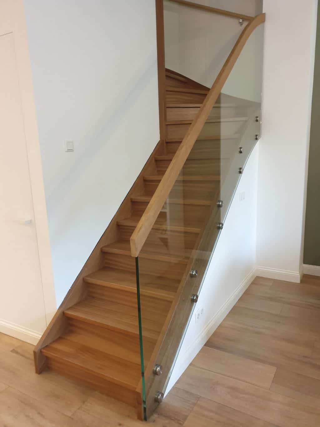Glazen Trap-balustrade met houten leuning | Glass Inside